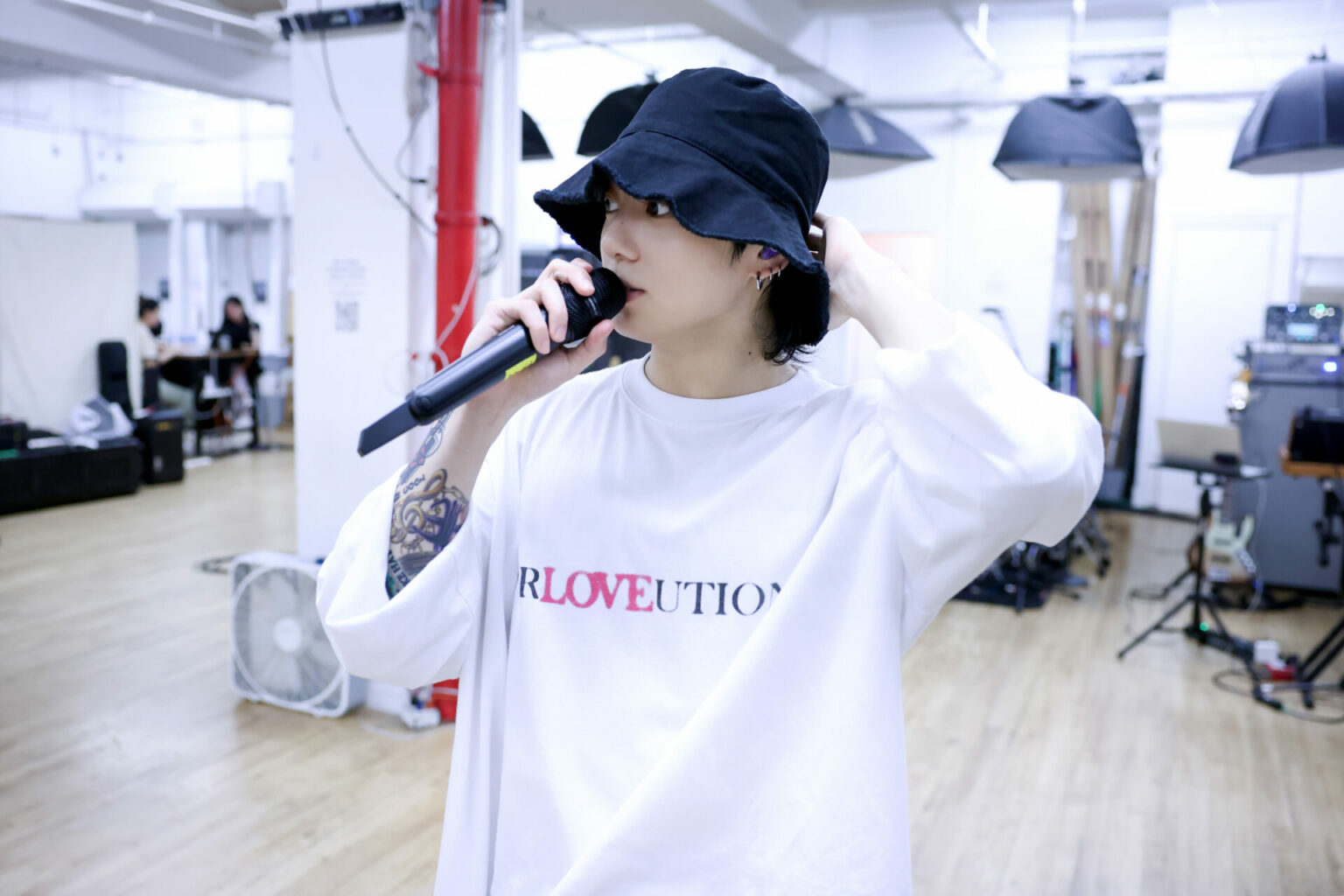 Jung Kook shares unseen photos and tells us about 'Seven'