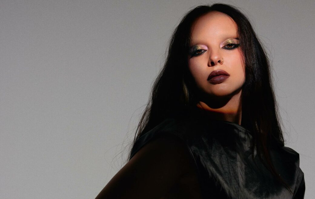 Rolling Stone: "Angel Of My Dreams" oferece um início ousado e ...