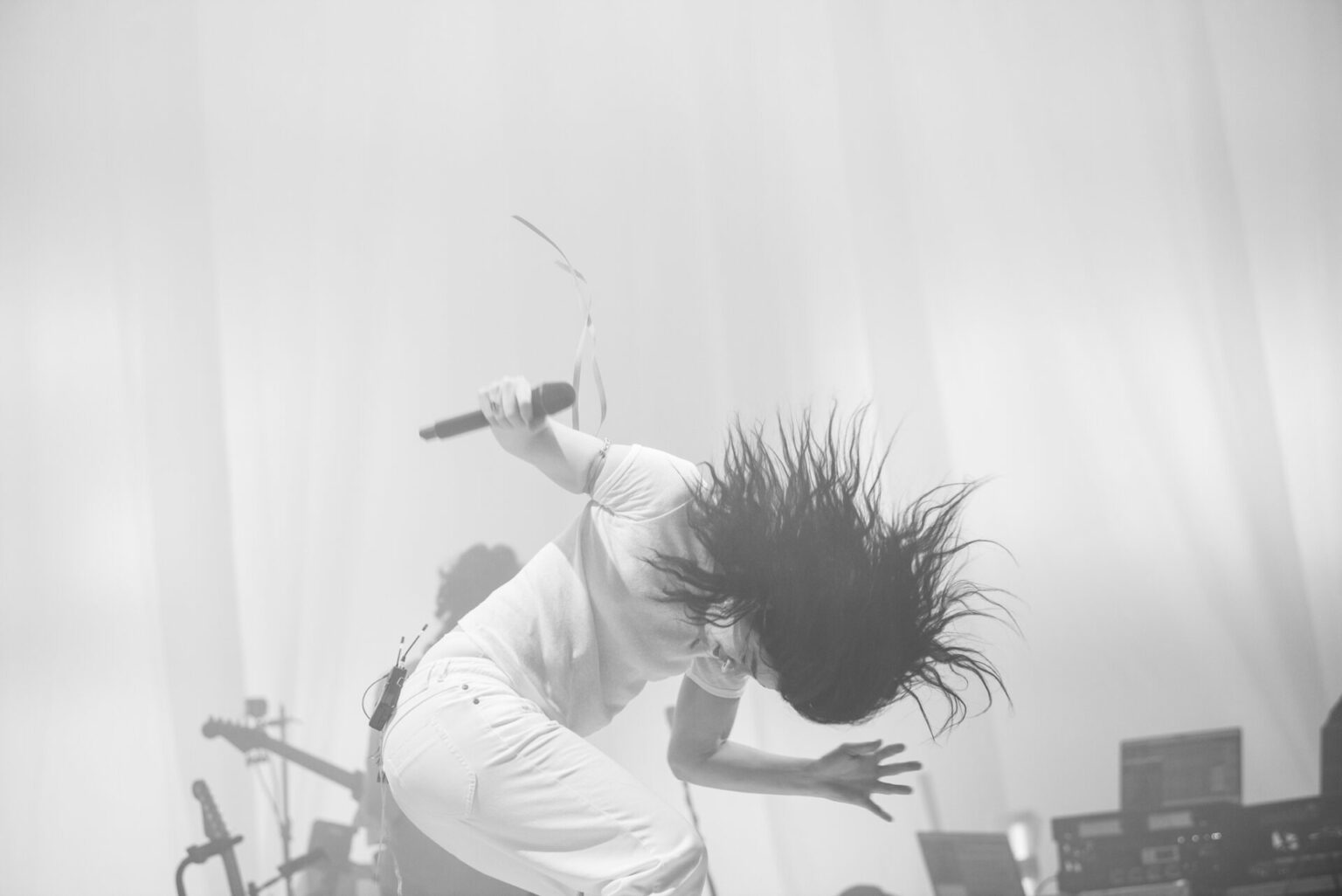 Lorde plays secret set at Glastonbury 2025: here’s what went down ...