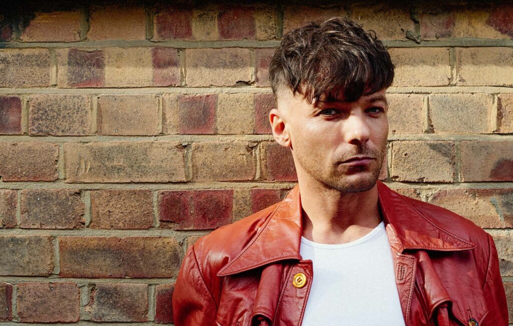 Louis Tomlinson Gets Stuck in a Lemon-Yellow Trance in Silly ‘Lemonade ...