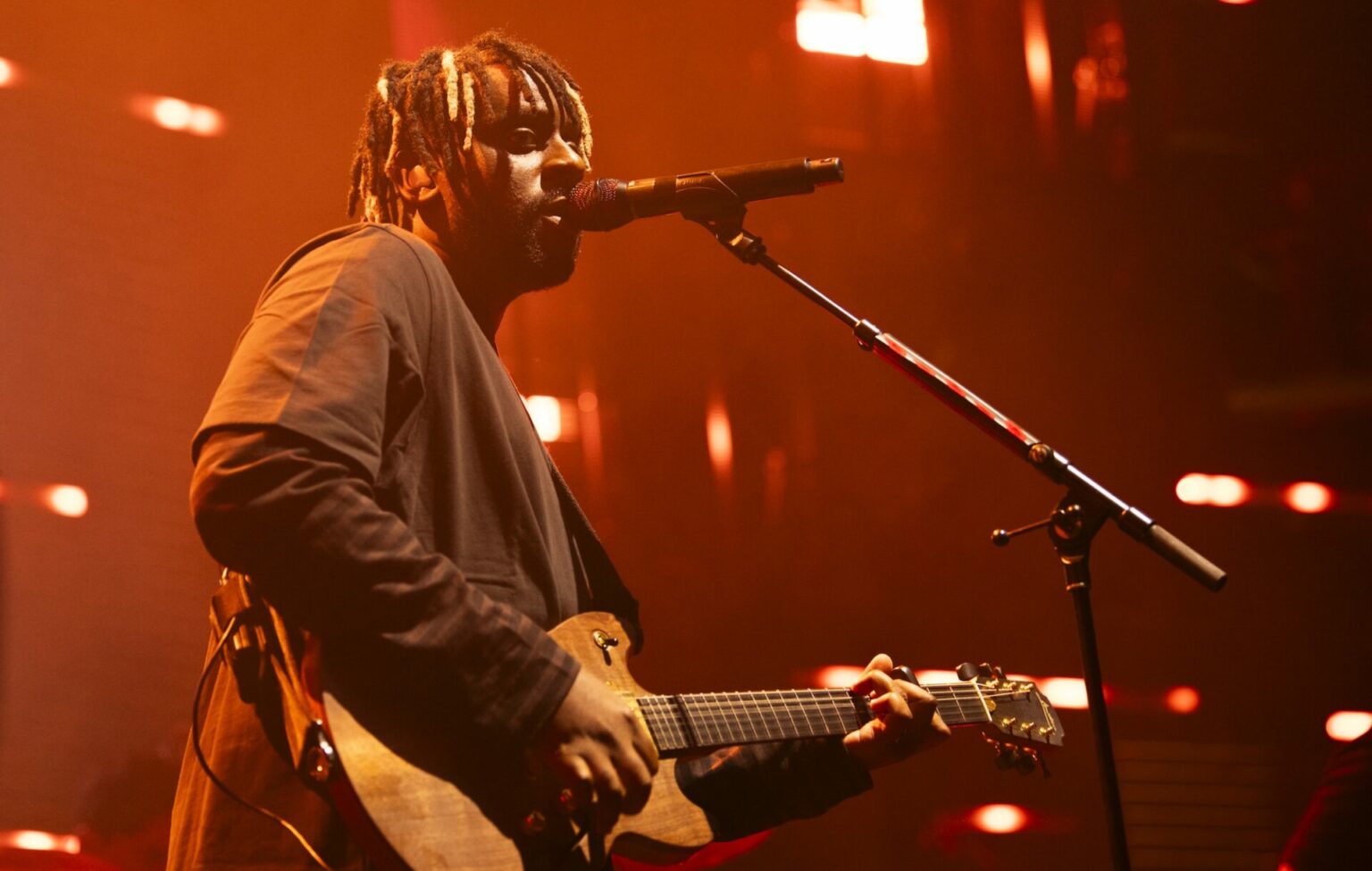 Watch Myles Smith’s stunning rendition of ‘Someone New’ at ZYN Rolling ...
