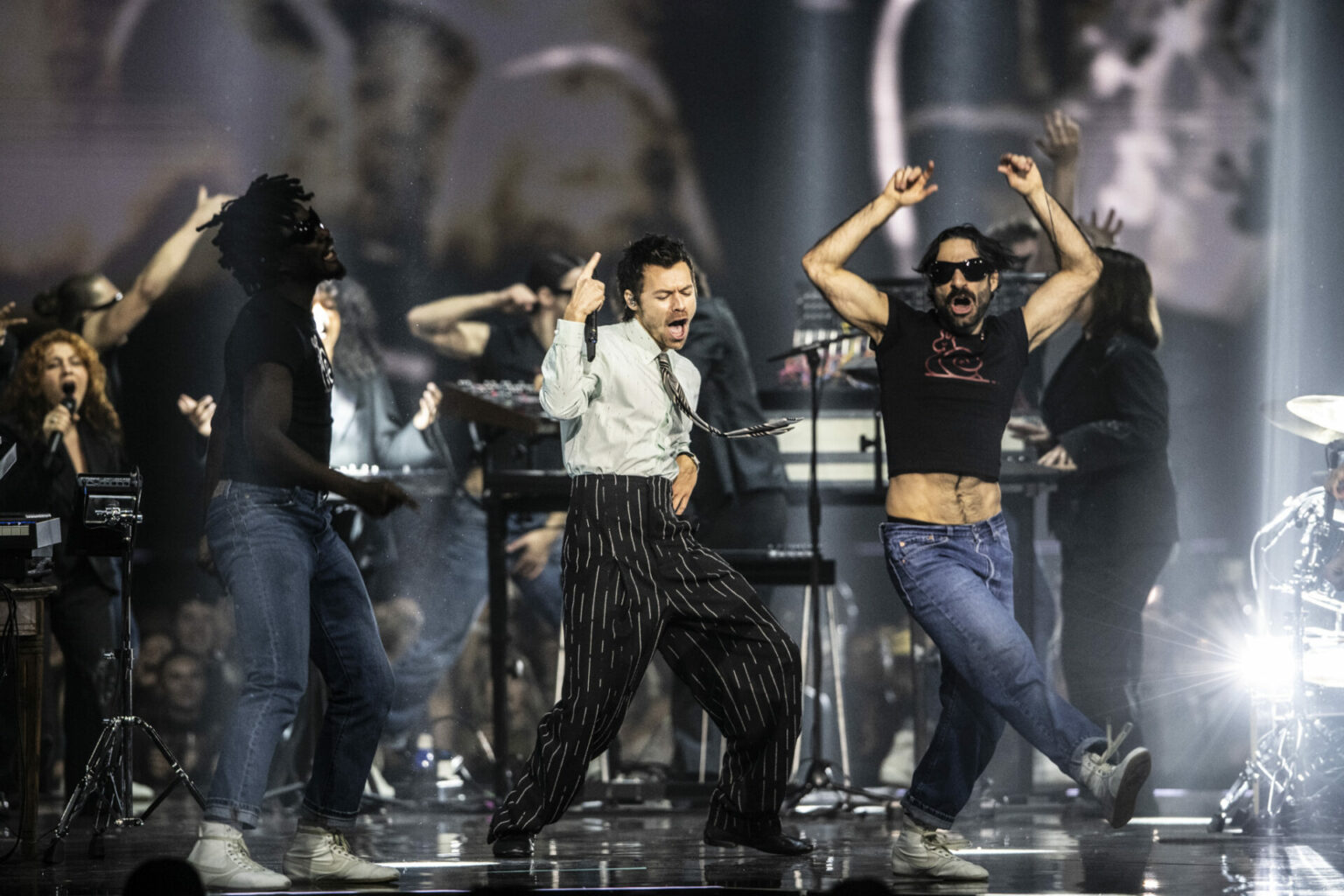 Check out our exclusive images of Harry Styles performing ‘Aperture’ at ...
